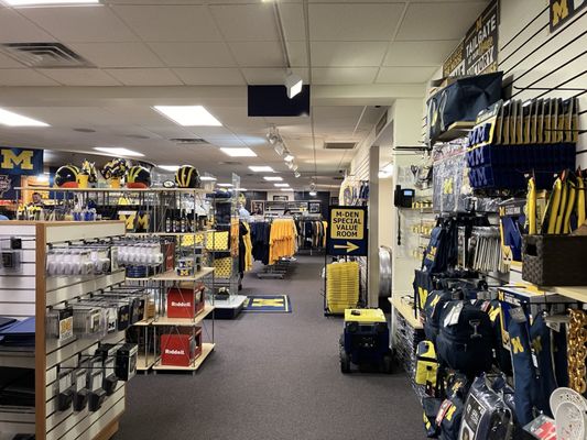 THE M DEN ON CAMPUS - Updated November 2025 - 35 Photos & 32 Reviews ...