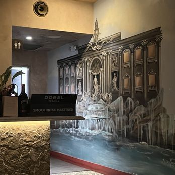 ROMAN WOLVES - Updated October 2025 - 1121 Photos & 549 Reviews - 1980 ...