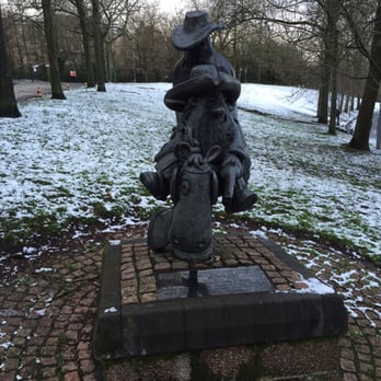 LOBEY DOSSER STATUE - 13 Photos - Woodlands Road, Glasgow, East ...