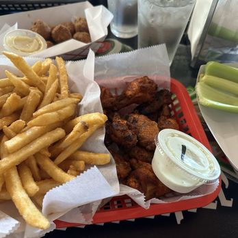 POINTS EAST PUB - Updated January 2026 - 185 Photos & 387 Reviews ...