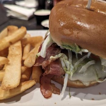 RED ROBIN GOURMET BURGERS AND BREWS - Updated April 2024 - 444 Photos ...