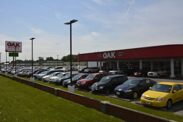 OAK MOTORS - Updated January 2026 - 47 Photos & 26 Reviews - 5075 W ...