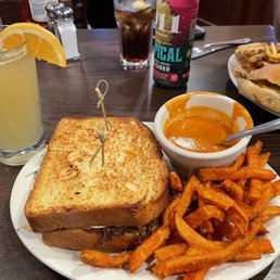 CLOVERLEAF TAVERN - Updated May 2025 - 1050 Photos & 1037 Reviews - 395 ...