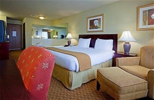 HOLIDAY INN EXPRESS WISCONSIN DELLS - Updated November 2025 - 46 Photos ...