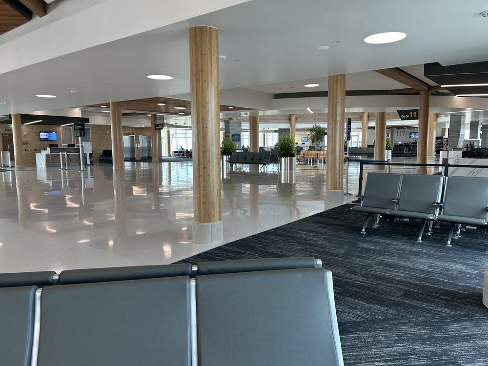 EASTERN IOWA AIRPORT - CID - Updated December 2025 - 96 Photos & 135 ...