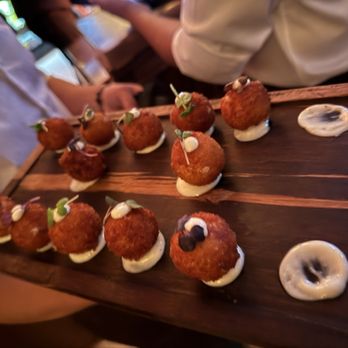 LOUIS CORNER - Updated December 2025 - 29 Photos & 18 Reviews - 552 ...