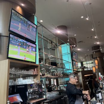 SHOWCASE RESTAURANT & BAR - Updated June 2025 - 284 Photos & 141 ...