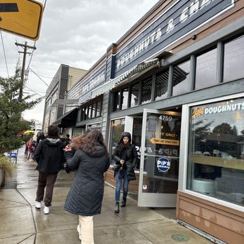 PIP’S ORIGINAL DOUGHNUTS & CHAI - 4586 Photos & 3102 Reviews - 4759 NE ...