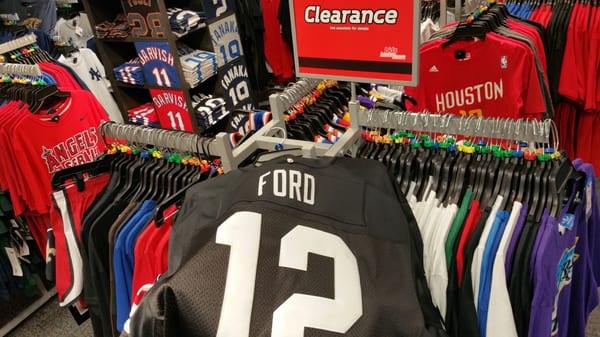 LIDS LOCKER ROOM - Updated November 2025 - 19 Reviews - 1450 Ala Moana ...