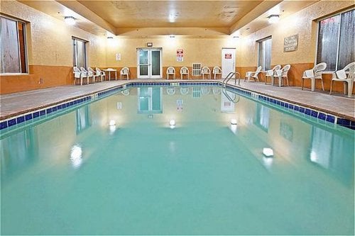 HOLIDAY INN EXPRESS & SUITES LOUISVILLE SOUTH-HILLVIEW - Updated ...