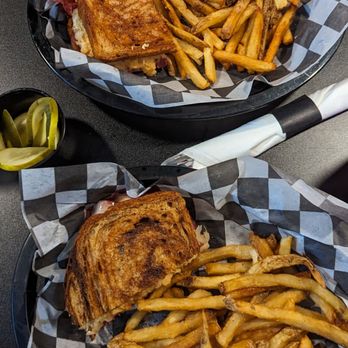 THE WE ARE INN - Updated December 2025 - 38 Photos & 28 Reviews - 1535 ...