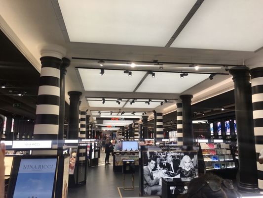 SEPHORA TRIANGLE - 21 Photos & 16 Reviews - Carrer de Pelai, Pohjois ...