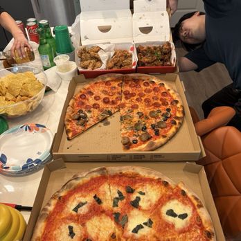 LOOSIES PIZZA - Updated May 2025 - 170 Photos & 204 Reviews - 300 E 4th ...