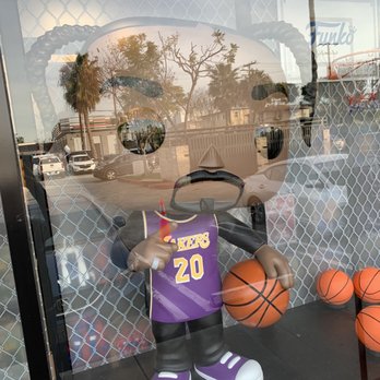 THA DOGG HOUSE - Updated December 2025 - 34 Photos & 19 Reviews - 913 S ...