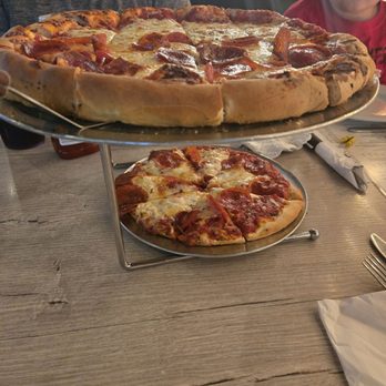 RIVERSIDE PIZZA & PUB - Updated January 2026 - 63 Photos & 122 Reviews ...