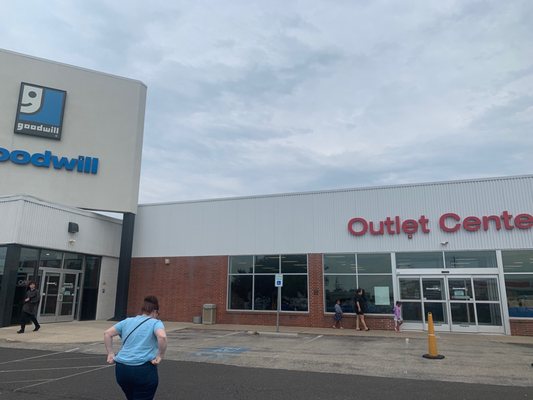 GOODWILL STORE DONATION CENTER - Updated December 2025 - 38 Photos & 17 ...