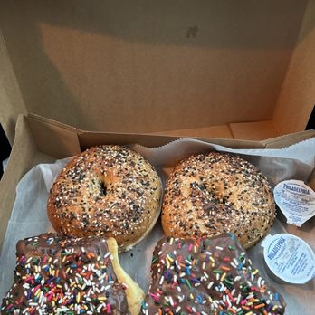 FOX’S DONUT DEN - Updated August 2024 - 267 Photos & 334 Reviews - 3900 ...