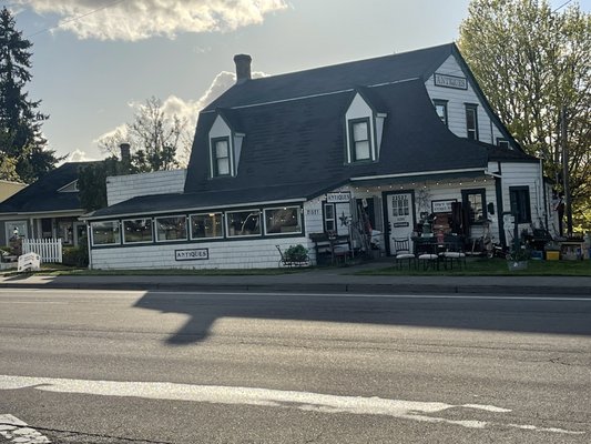 THE AURORA COLONY PUB - Updated November 2025 - 48 Photos & 76 Reviews ...