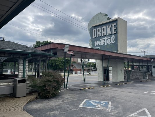 DRAKE INN - Updated December 2025 - 48 Photos & 27 Reviews - 420 ...