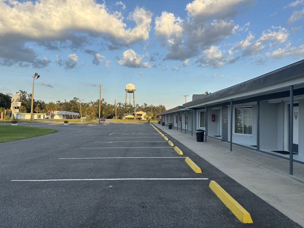 ROYAL INN - Updated October 2025 - 20 Photos & 32 Reviews - 1829 S ...