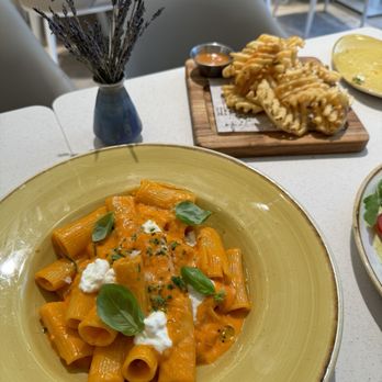 HOLMPEI CAFE BISTRO - Updated January 2025 - 47 Photos - 122 Dundas ...