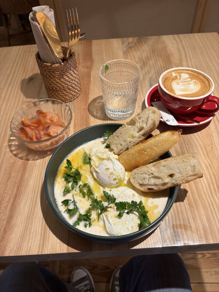 ALICE IN BREWLAND - Updated October 2025 - 19 Photos - Rua do Almada ...