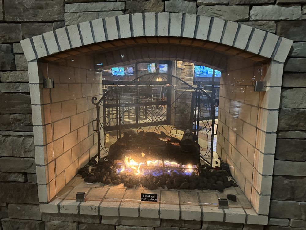 THE HOOLEY PUB & KITCHEN - Updated January 2026 - 23 Photos & 21 ...