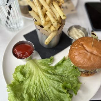 TOWNHOUSE - Updated April 2025 - 438 Photos & 529 Reviews - 180 Pierce St, Birmingham, Michigan ...