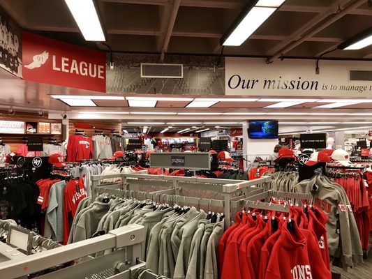 UNIVERSITY BOOK STORE - 16 Photos & 24 Reviews - 711 State St, Madison ...