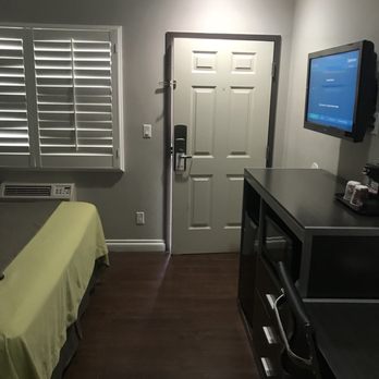 DELUXE INN - Updated December 2025 - 59 Photos & 27 Reviews - 13640 ...