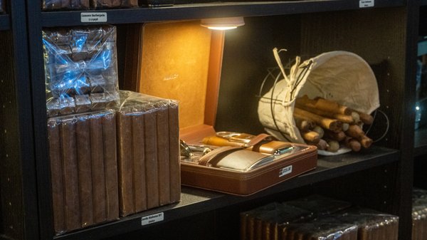 PLATINUM CIGAR LOUNGE - Updated December 2025 - 19 Photos - 3855 SW ...