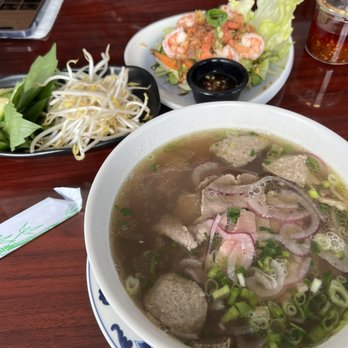 PHO VIETZ - Updated October 2024 - 138 Photos & 61 Reviews - 4906 Maple ...