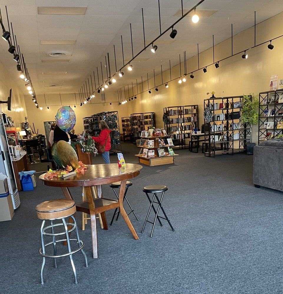 2 DADS AND A BOOK STORE - Updated December 2025 - 10 Photos - 1015 ...