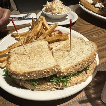 LYONS PUB - Updated July 2025 - 164 Photos & 255 Reviews - 16 S 6th St ...