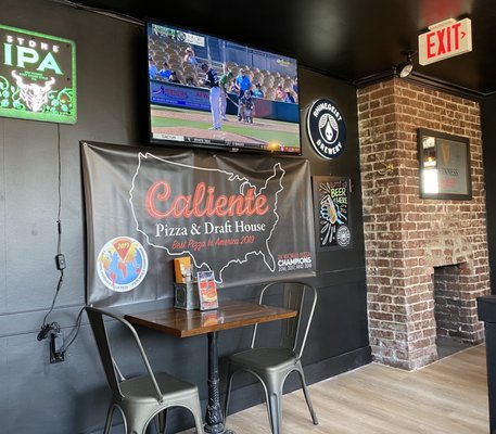 CALIENTE PIZZA & DRAFTHOUSE - Updated December 2025 - 74 Photos & 69 ...
