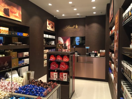 LINDT - Updated March 2025 - 11 Photos - Calle de Fuencarral, Haute ...