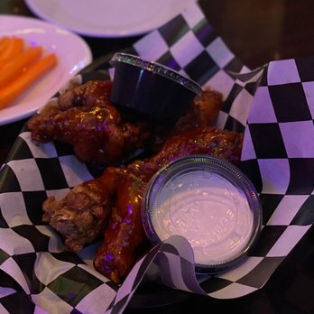 SIDELINES SPORTSBAR & GRILL - Updated July 2025 - 63 Photos & 181 ...