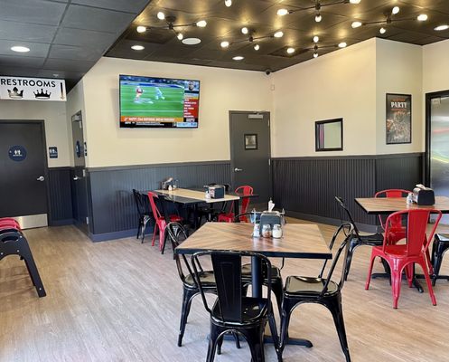 ROUND TABLE PIZZA - Updated December 2024 - 74 Photos & 56 Reviews ...