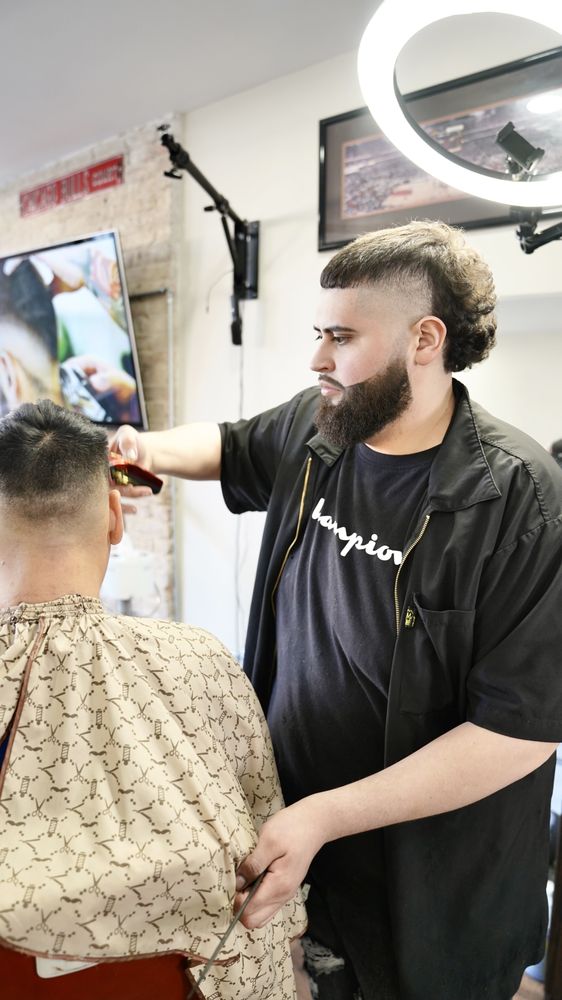 SUPREME BARBER LOUNGE - Updated December 2025 - 1556 N La Salle Dr ...