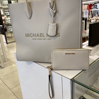 LIGHTHOUSE PLACE PREMIUM OUTLETS - Updated June 2025 - 126 Photos & 150 ...