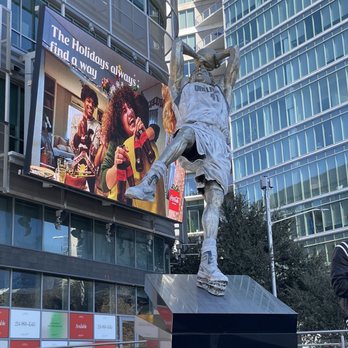 DIRK NOWITZKI STATUE - Updated December 2025 - 2500 Victory Ave, Dallas ...