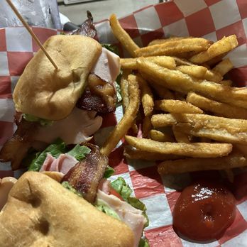 CREATWOOD TAVERN - Updated April 2025 - 226 Photos & 283 Reviews - 1090 ...