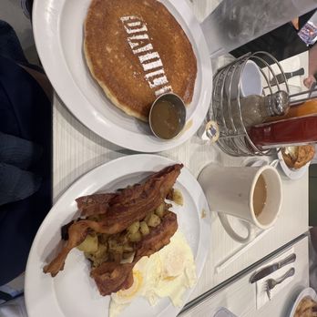 THE DAILY DINER - Updated December 2025 - 133 Photos & 66 Reviews - 240 ...