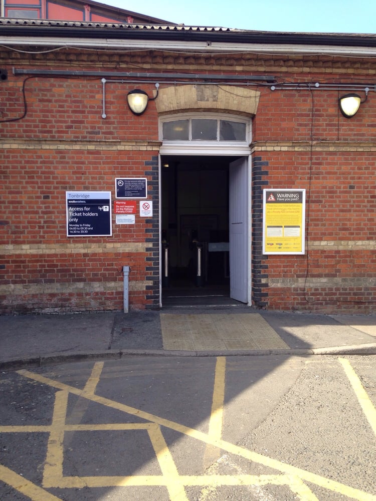TONBRIDGE RAIL STATION - Updated January 2025 - Barden Road, Kent ...