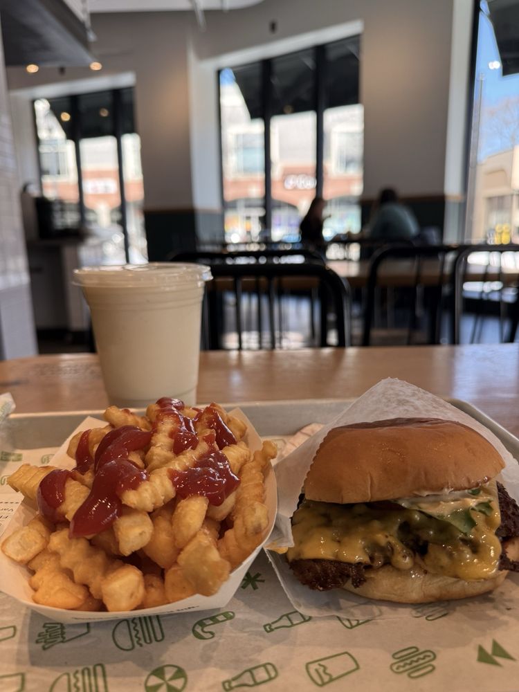 SHAKE SHACK WELLESLEY - Updated March 2026 - 18 Photos & 19 Reviews ...