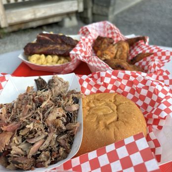 OFF THE RAILS BARBEQUE & DRAFTHOUSE - Updated November 2024 - 92 Photos ...