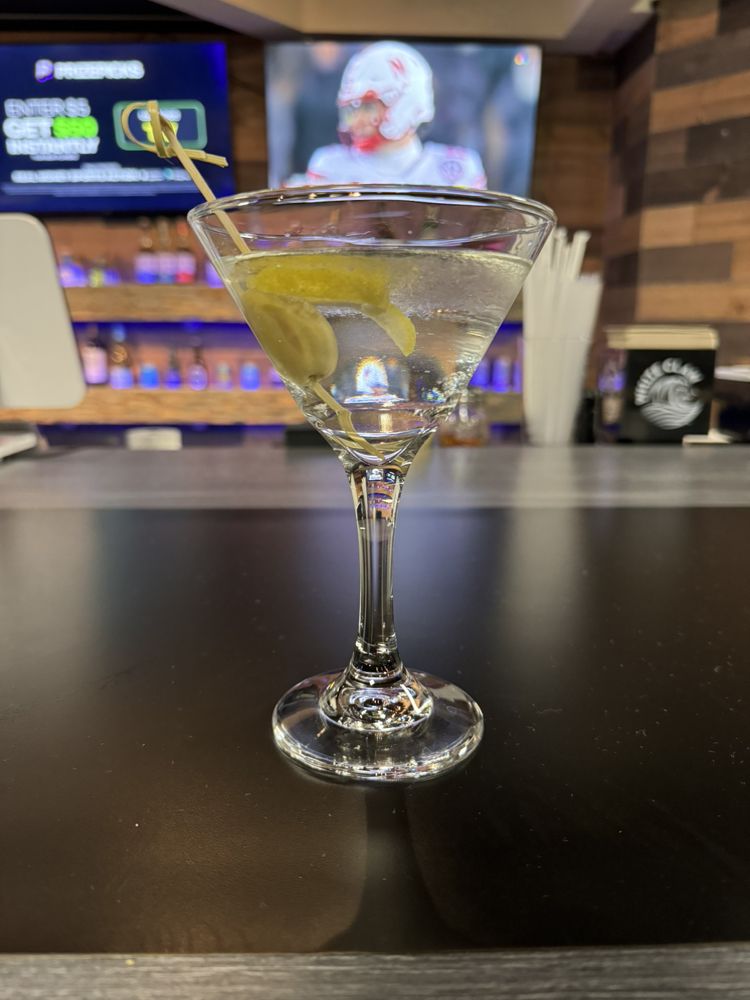 THE WOLF DEN BAR AND GRILL - Updated March 2025 - 68 Photos & 14 ...