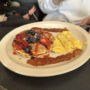 FLIPS PANCAKE HOUSE - BETTENDORF - Updated November 2024 - 24 Photos ...