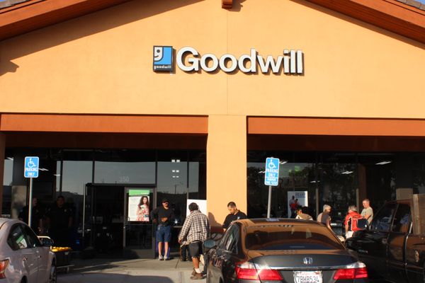 GOODWILL SOUTHERN CALIFORNIA RETAIL STORE & DONATION CENTER - Updated ...