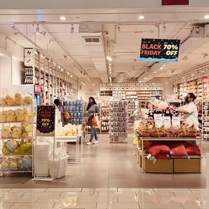 MINISO - Updated December 2025 - 77 Photos - 1418 3rd St, Santa Monica ...